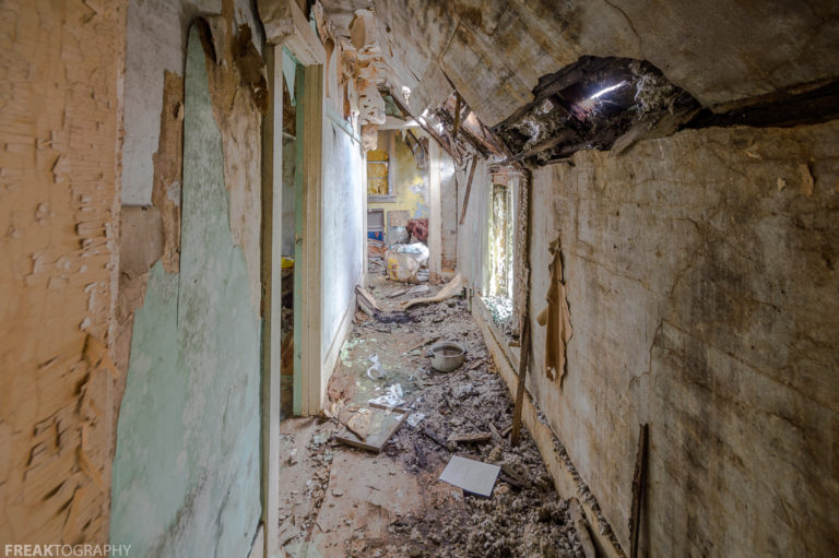 Exploring an Old Untouched Abandoned House