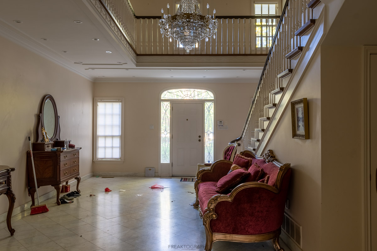 Two Million Dollar Squatters Abandoned Mansion | FREAKTOGRAPHY