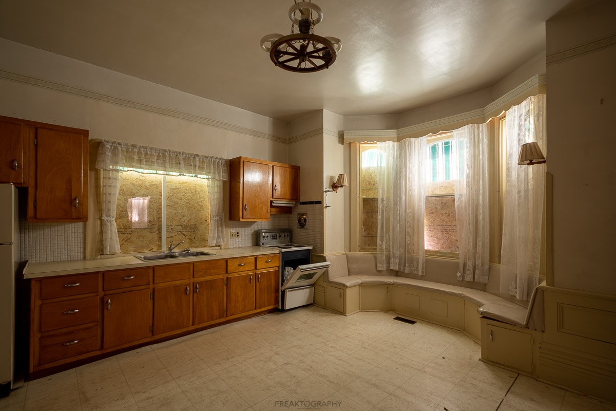 1970's Decor Abandoned Farm House | FREAKTOGRAPHY